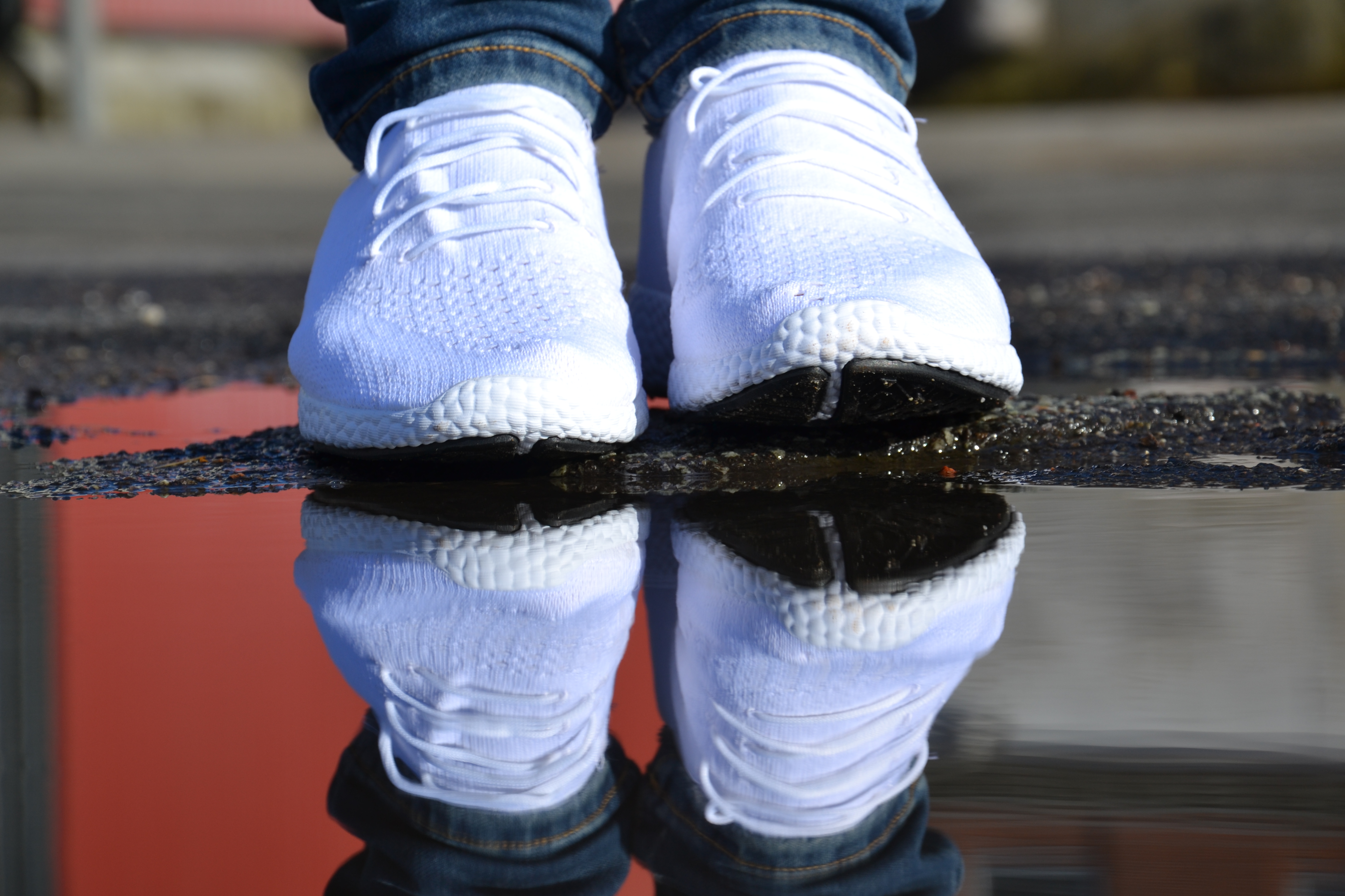 Guide til at vaske sko - fjern lugt og pletter hurtigt | Hvide Sneakers